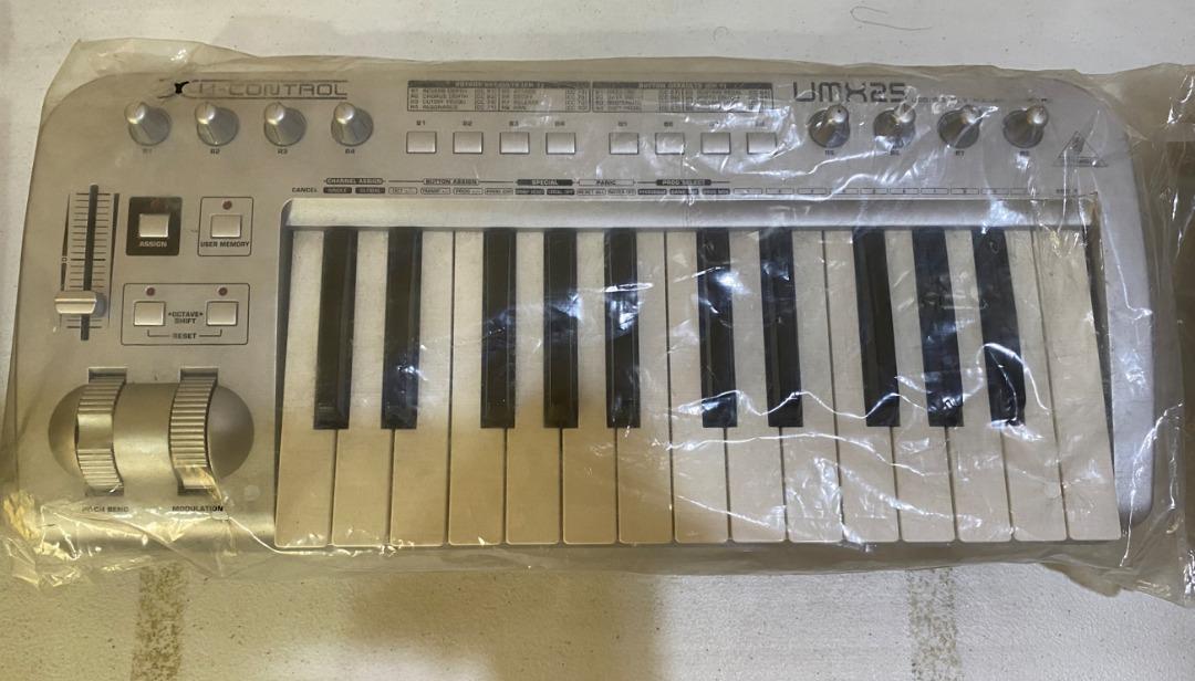Behringer U-control UMX25 midi controller for music production and beat ...
