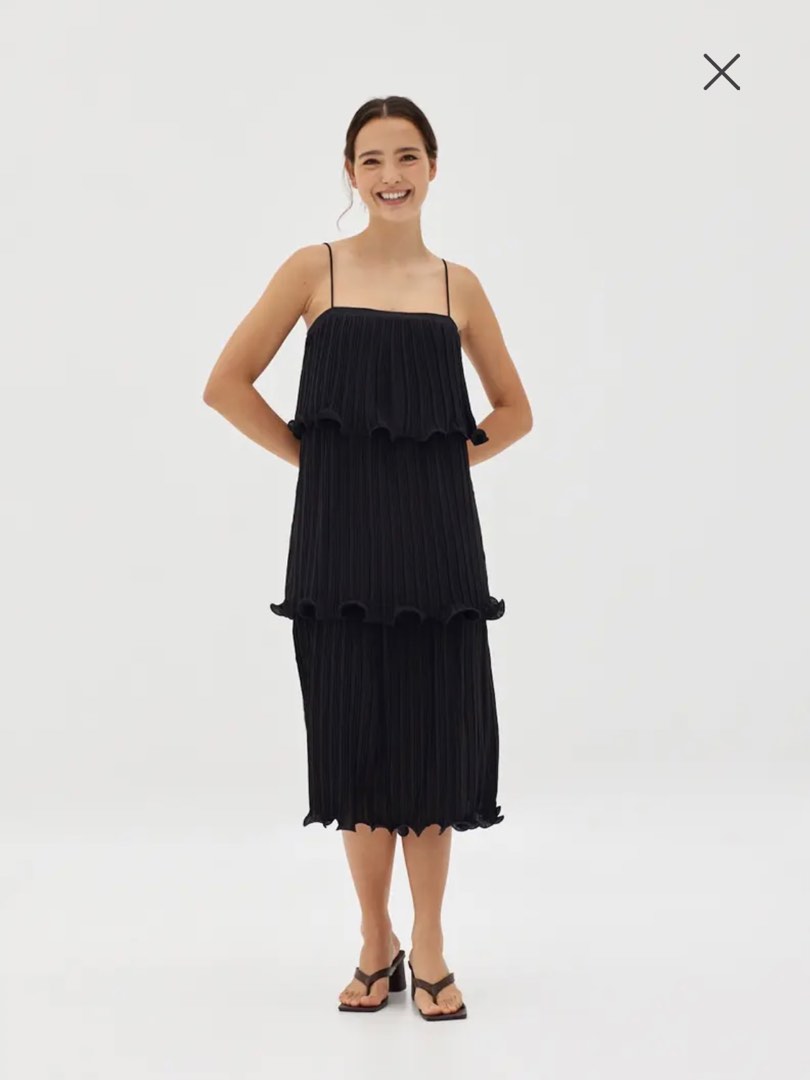 BNWT LB Taela pleated tiered dress, Women's Fashion, Dresses & Sets ...