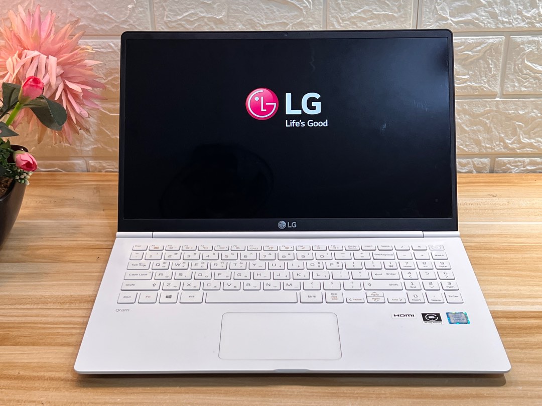 LG Gram 15ZD980-GX50K i5-8th Gen 12GB RAM 256GB SSD FULL HD 15.6 inch ...