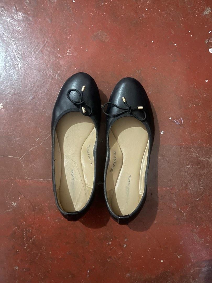 Matthews shoes, Women's Fashion, Footwear, Flats & Sandals on Carousell