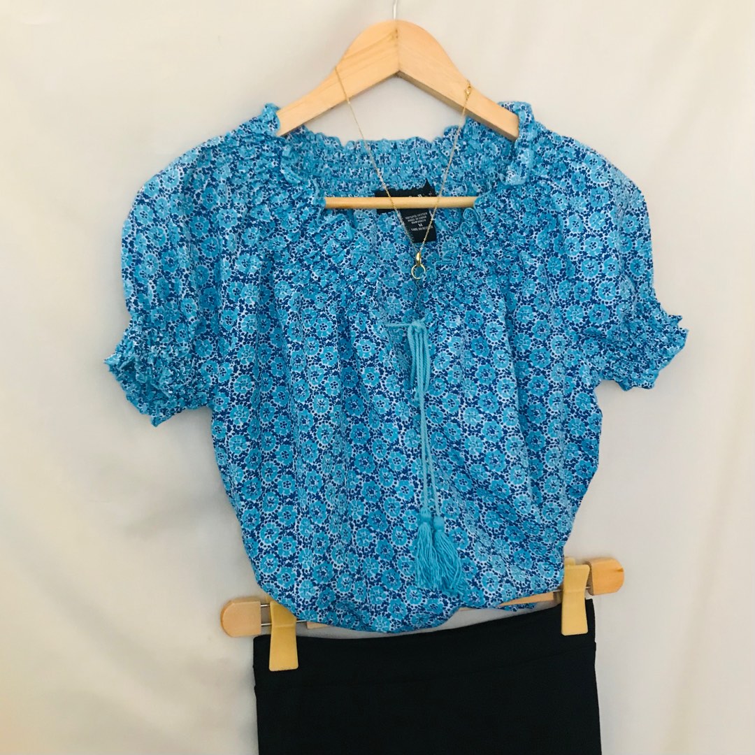 Puff sleeves dainty top, Women's Fashion, Tops, Blouses on Carousell