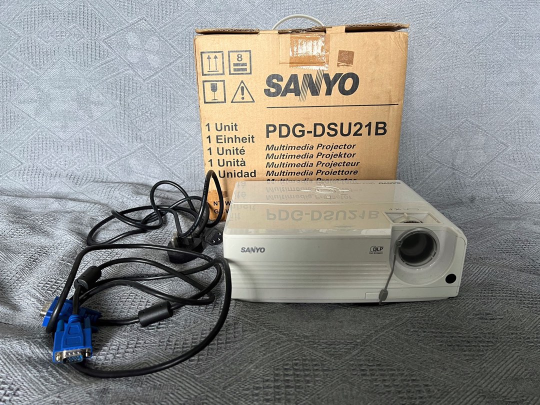 Sanyo projector, 攝影器材, 鏡頭及裝備 - Carousell