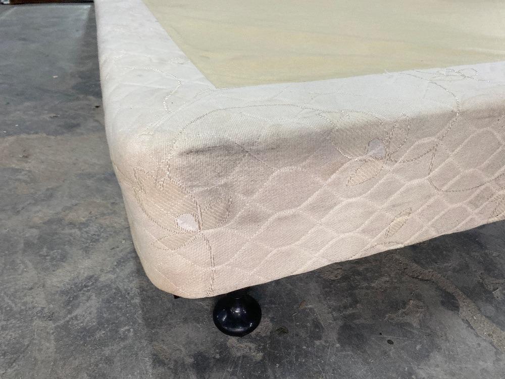 KING KOIL Queen Size Divan Bed Frame White Colour / KING KOIL Rangka ...