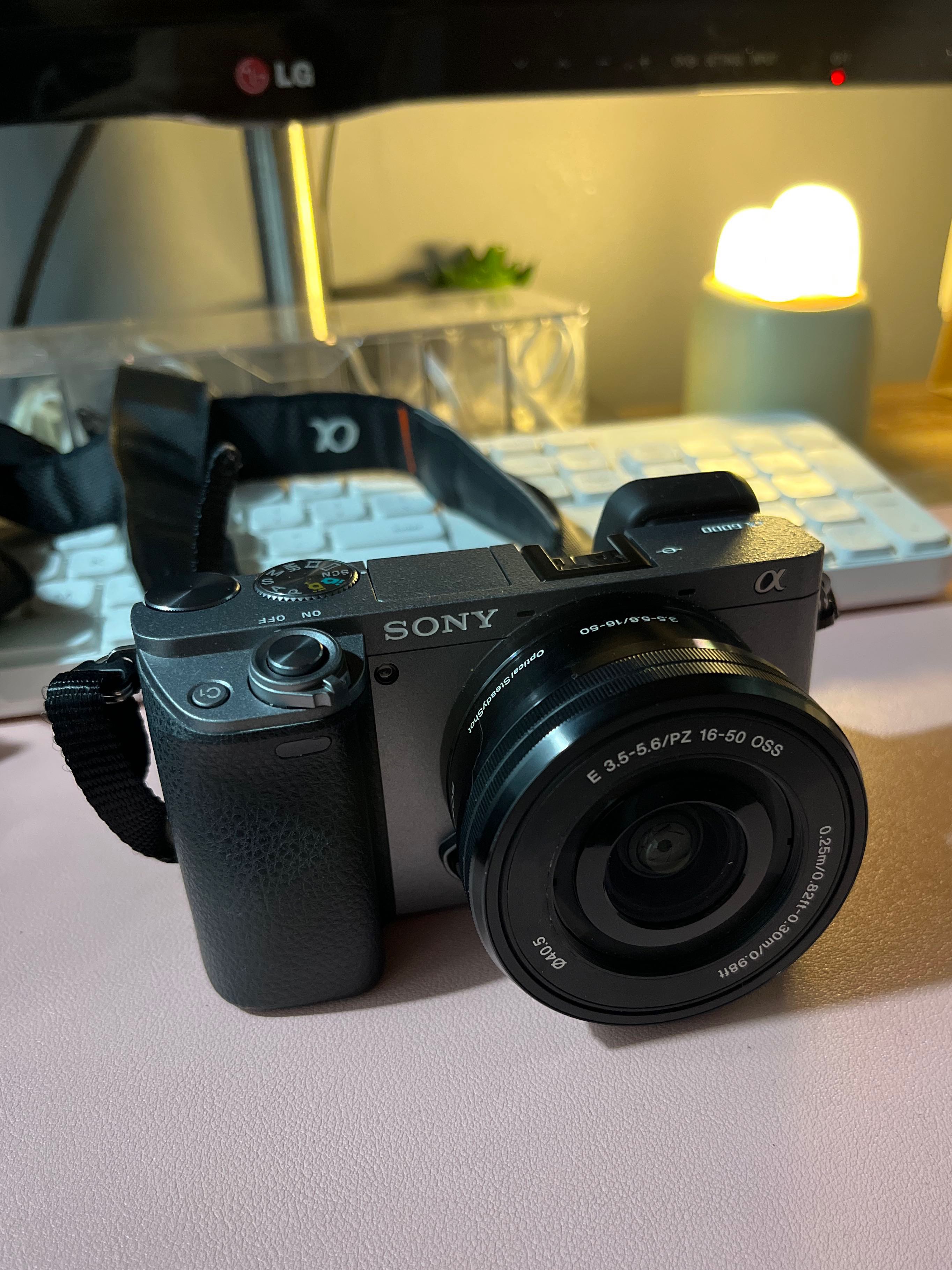 Sony a6000 (with screen mirror for vlogging) , Photography, Cameras on ...