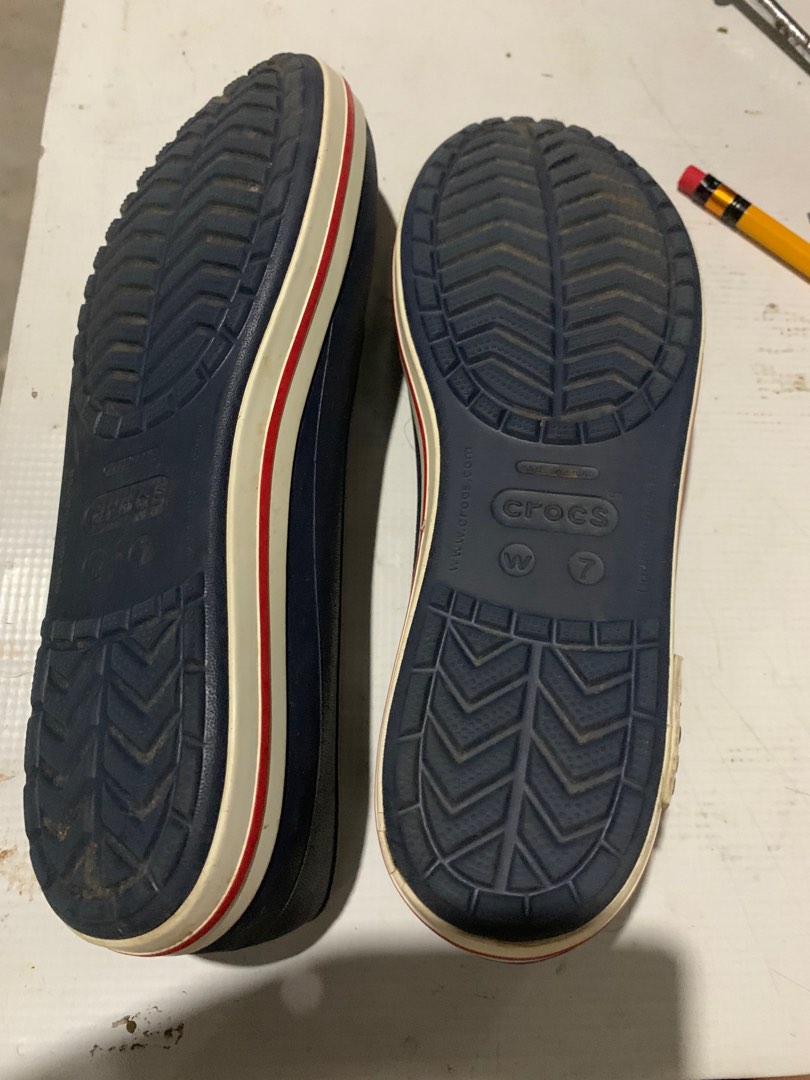 Crocs, Women's Fashion, Footwear, Flats & Sandals on Carousell