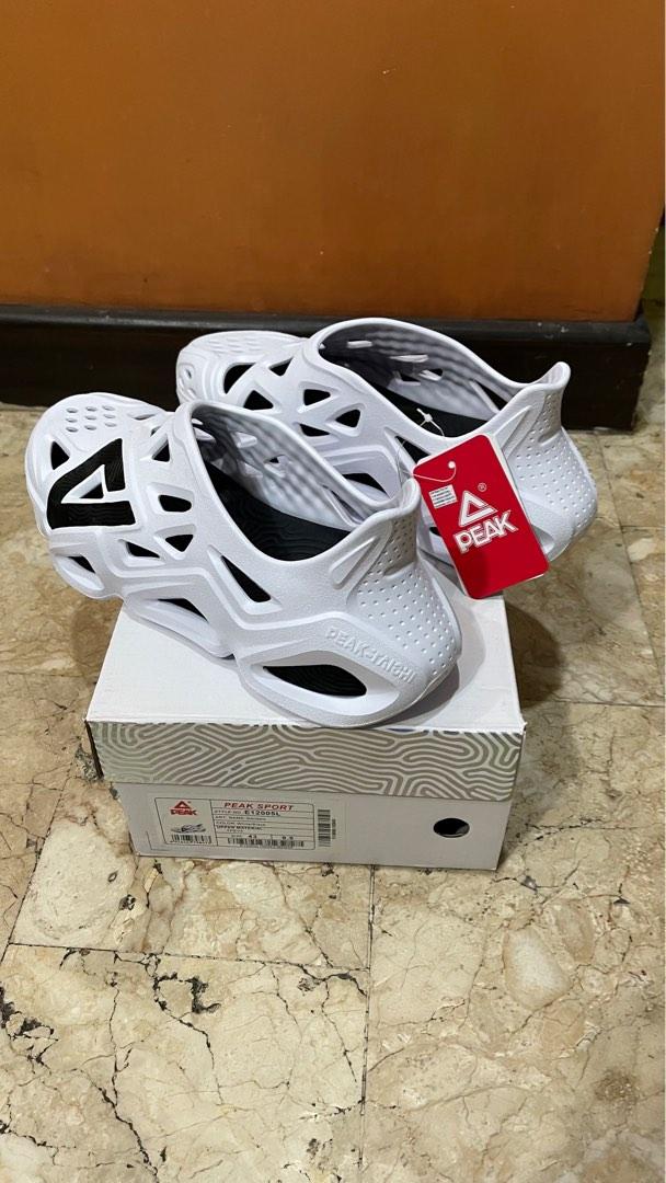 Peak taichi clogs, Men's Fashion, Footwear, Slippers & Slides on Carousell