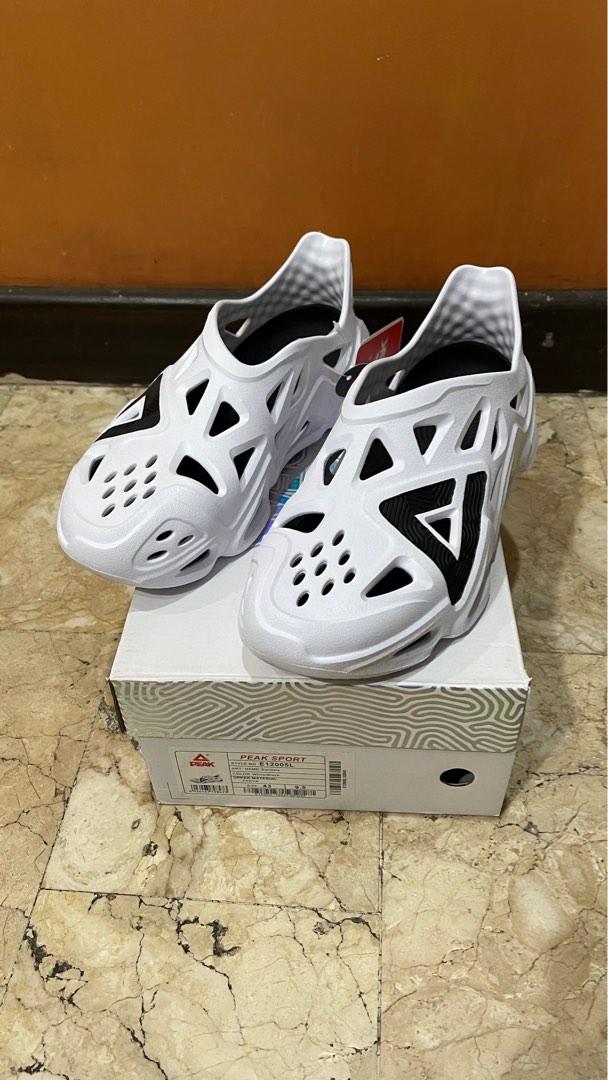 Peak taichi clogs, Men's Fashion, Footwear, Slippers & Slides on Carousell