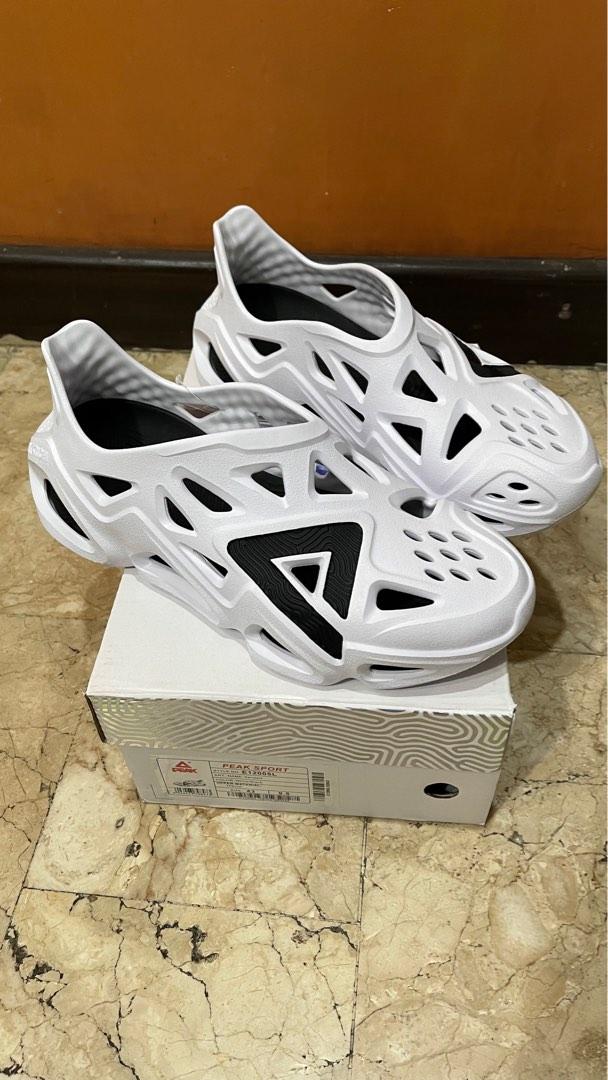 Peak taichi clogs, Men's Fashion, Footwear, Slippers & Slides on Carousell