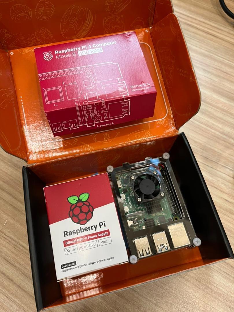 Raspberry Pi 4 Model B (4GB RAM) + Official RPi 15W USB-C Charger ...