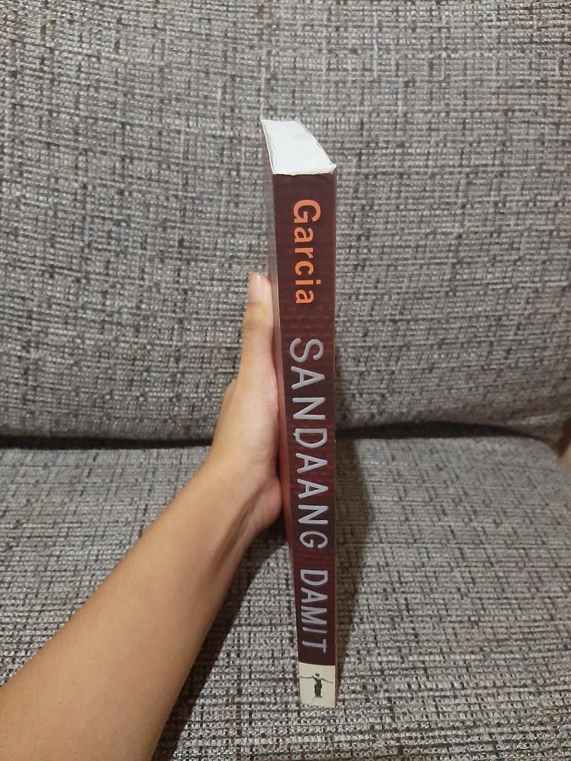 Sandaang Damit: 16 Maikling Kwento, Hobbies & Toys, Books & Magazines ...