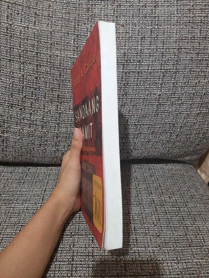 Sandaang Damit: 16 Maikling Kwento, Hobbies & Toys, Books & Magazines ...