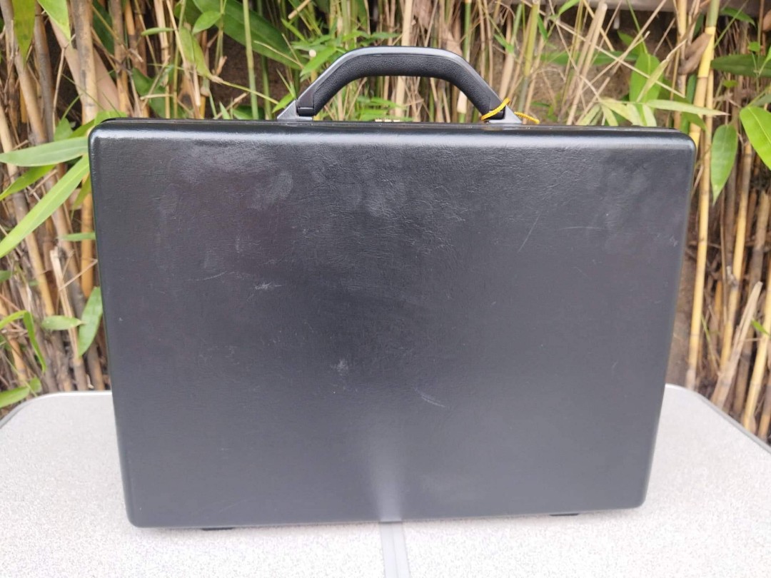 Samsonite Model= plastic attache case, Men's Fashion, Bags, Briefcases ...