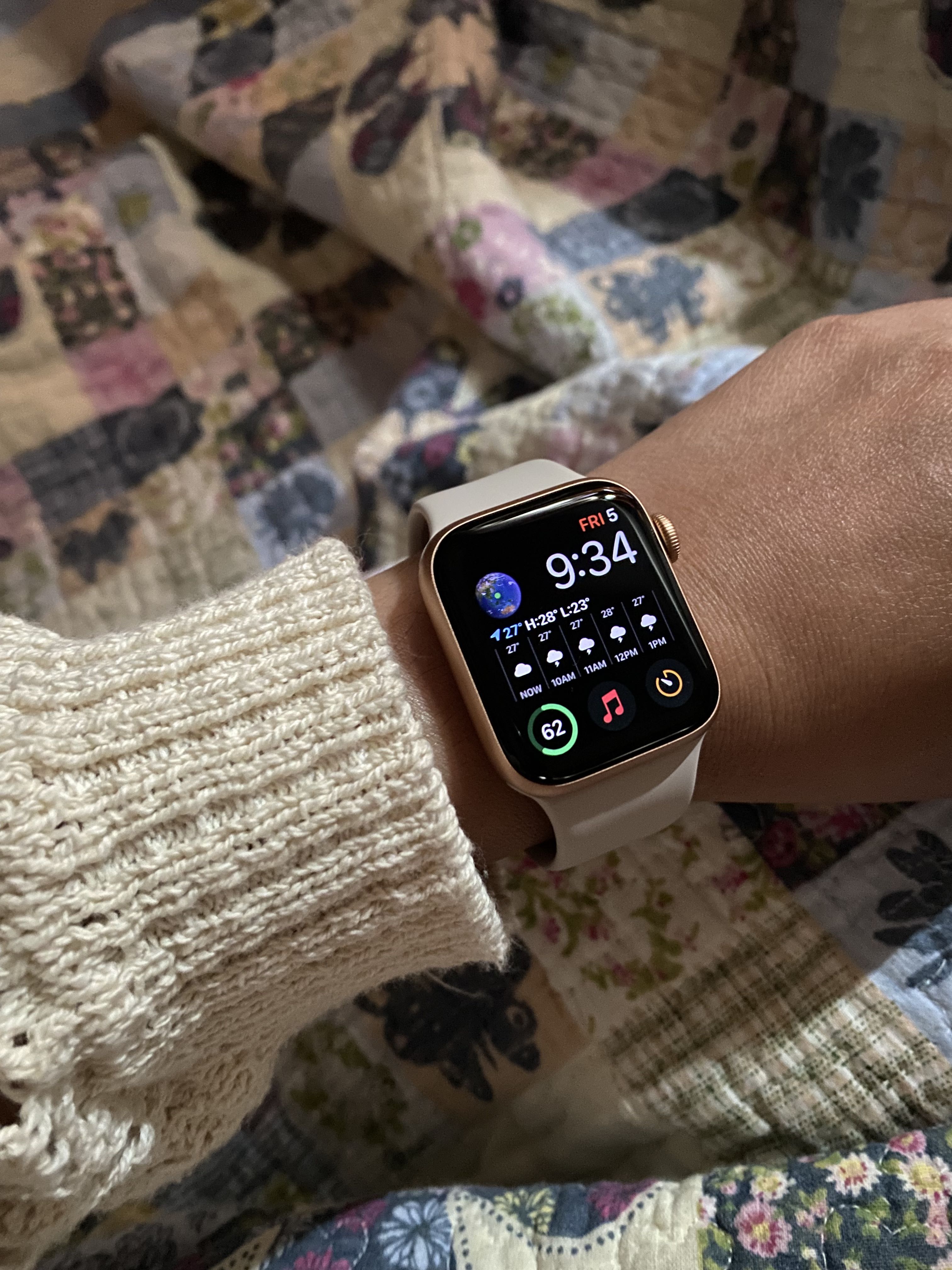 Apple Watch SE - 40mm Gold, Mobile Phones & Gadgets, Wearables & Smart ...