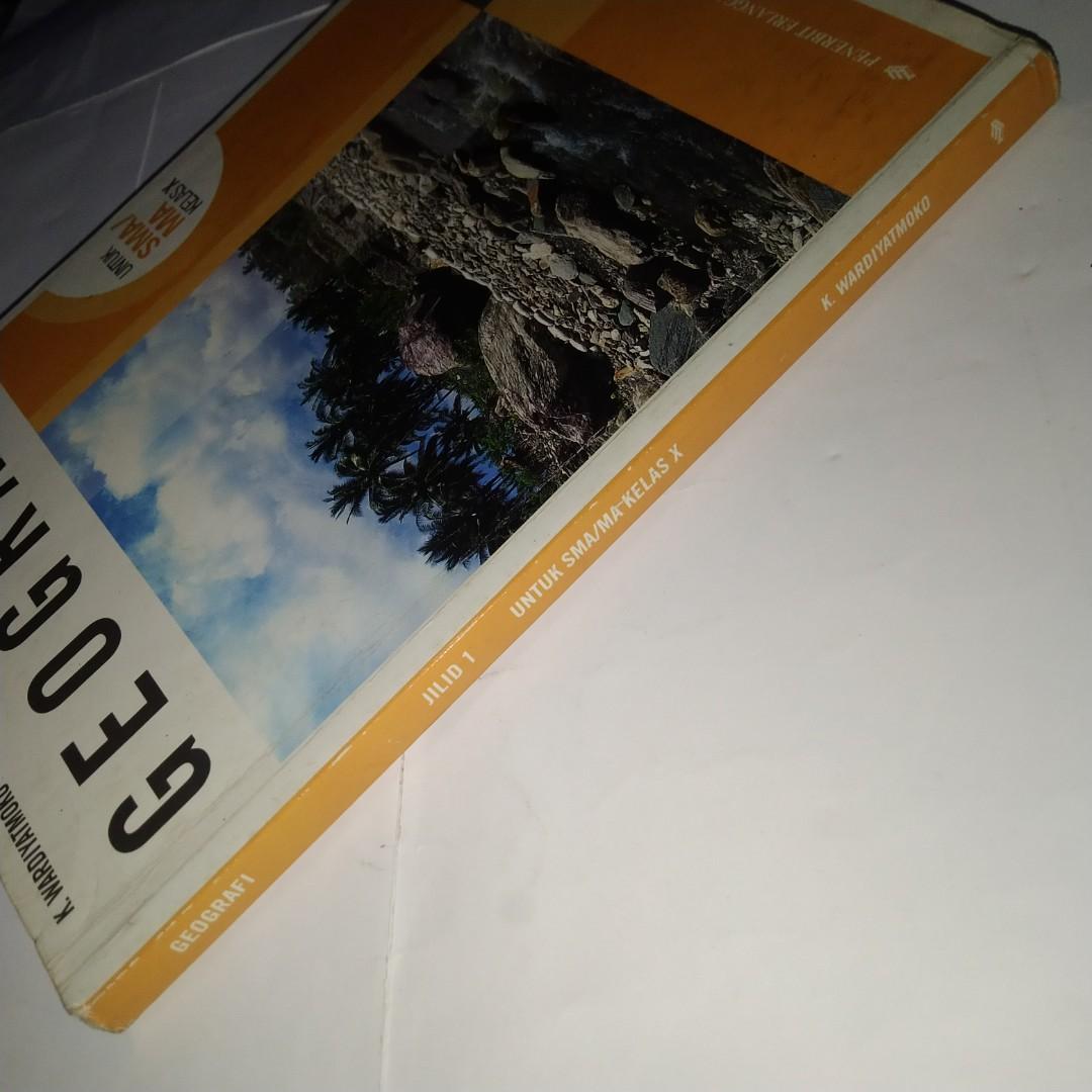 Buku Pelajaran Geografi Jilid 1 untuk SMA/MA Kelas X | Kelas 10 (Drs. K. Wardiyatmoko) Penerbit ...