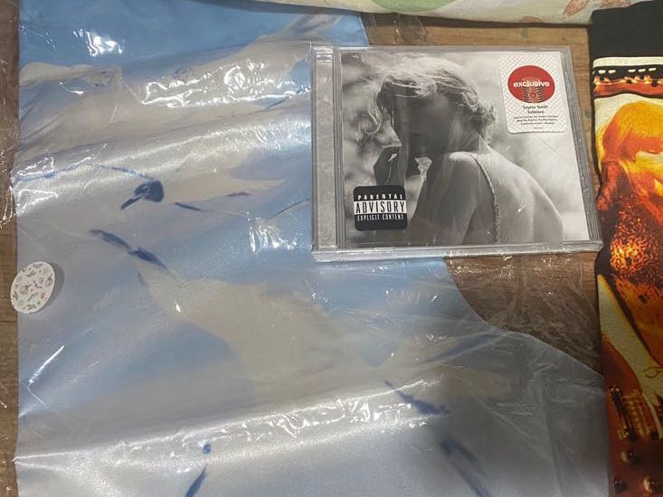 Taylor Swift Merch Bundle , Hobbies & Toys, Music & Media, Music ...