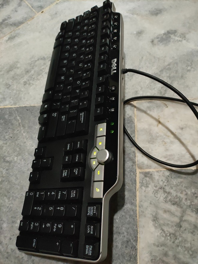 Dell orignal usb keyboard built 2 usb ports good condition>>