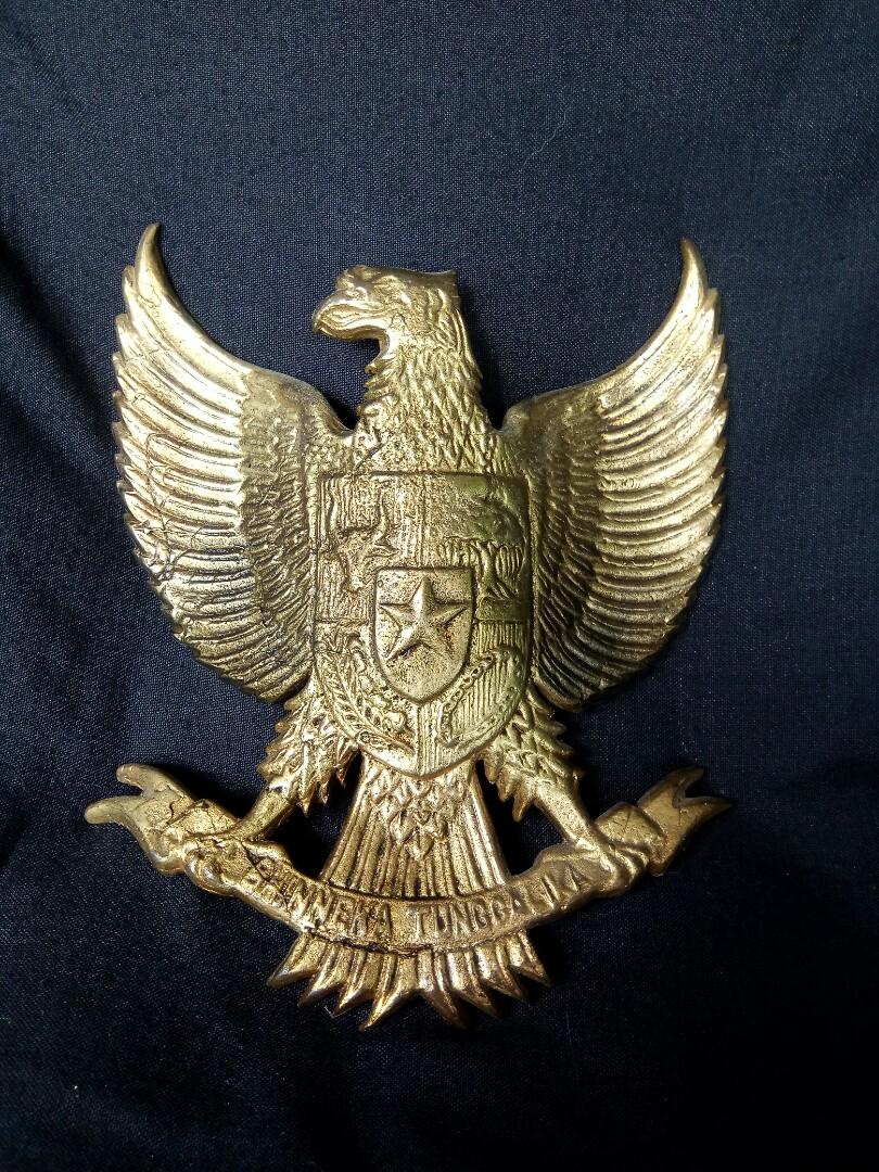 garuda badge, bahan kuningan, Antik, Pajangan di Carousell