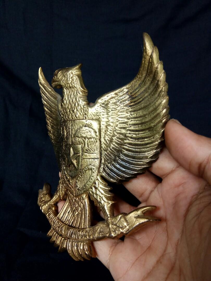 garuda badge, bahan kuningan, Antik, Pajangan di Carousell