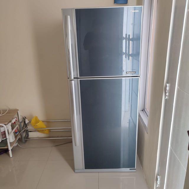 Kulkas 2 Pintu toshiba MANTUL!!!, Perabotan Rumah di Carousell