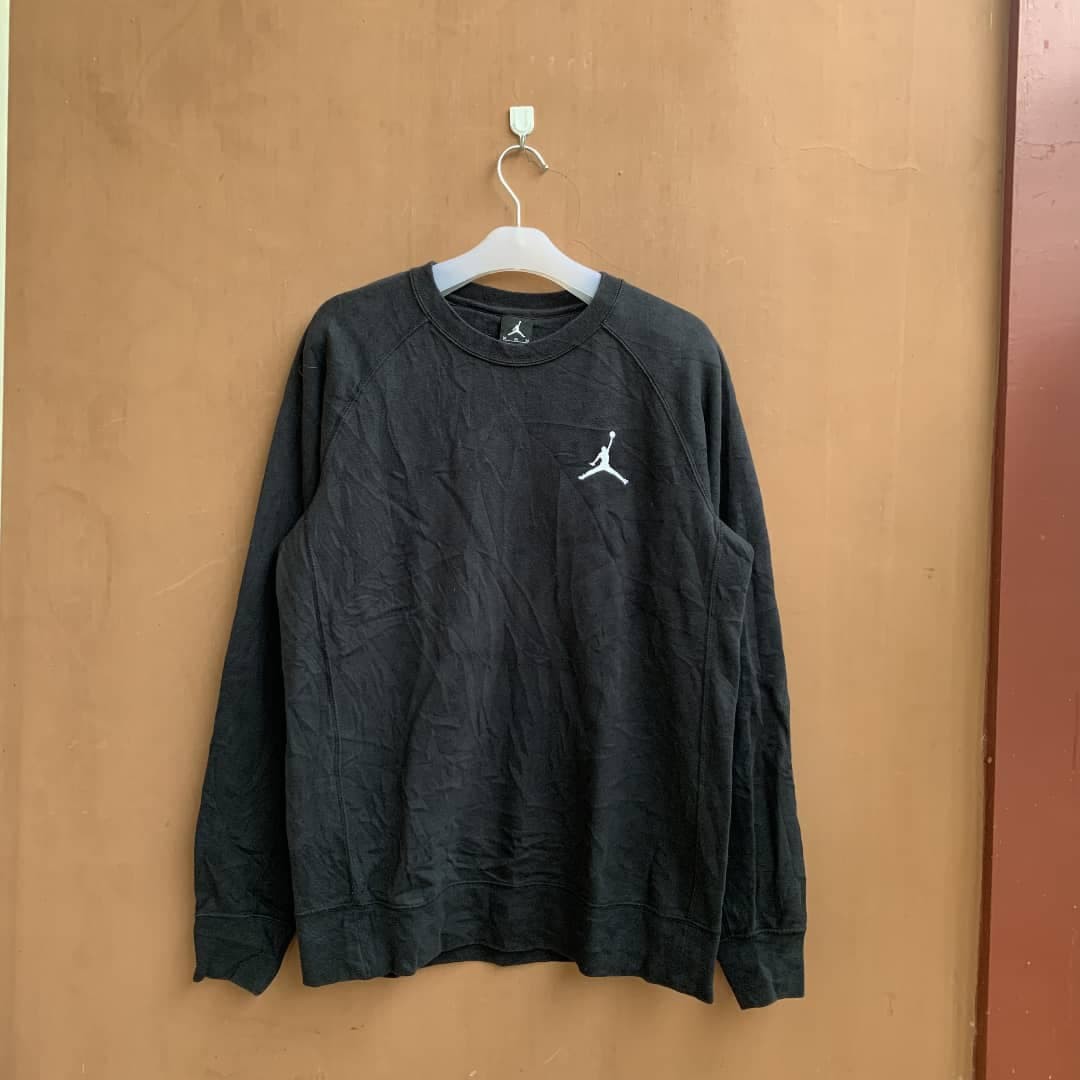 Air jordan crewneck logo, Fesyen Pria, Pakaian , Baju Luaran di Carousell