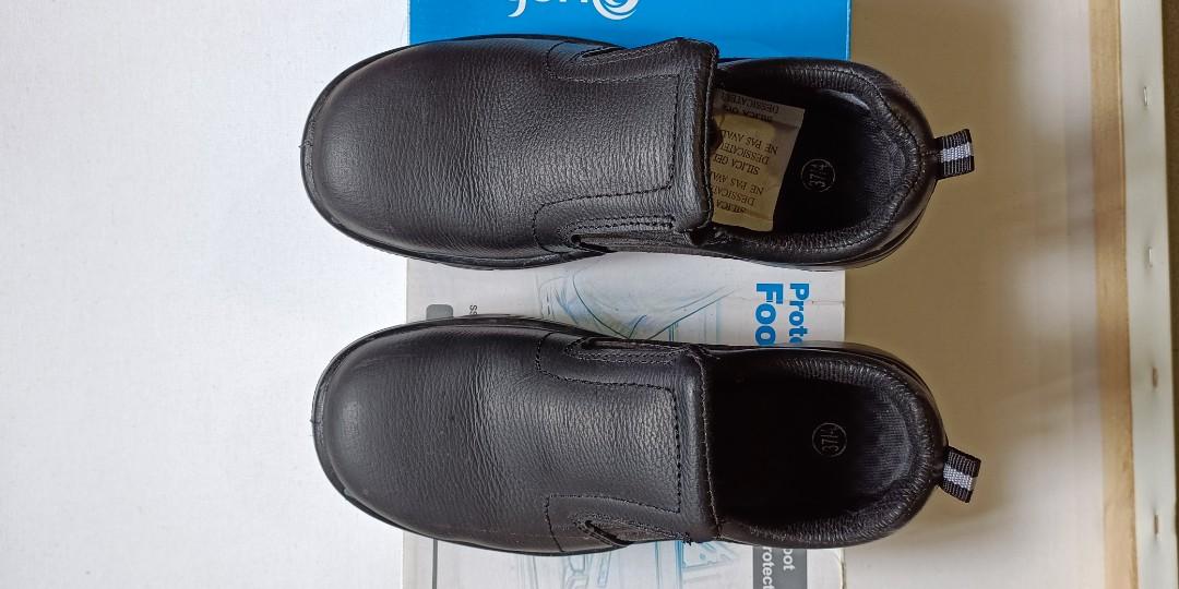 Queebee Safety Shoes, Women's Fashion, Footwear, Boots on Carousell