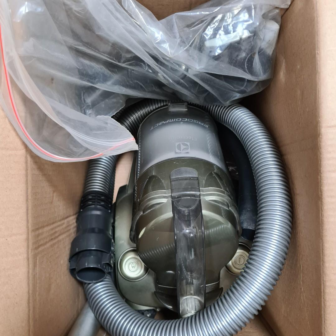 Electrolux Vacuum Cleaner ZSCO 3210, TV & Home Appliances, Vacuum ...