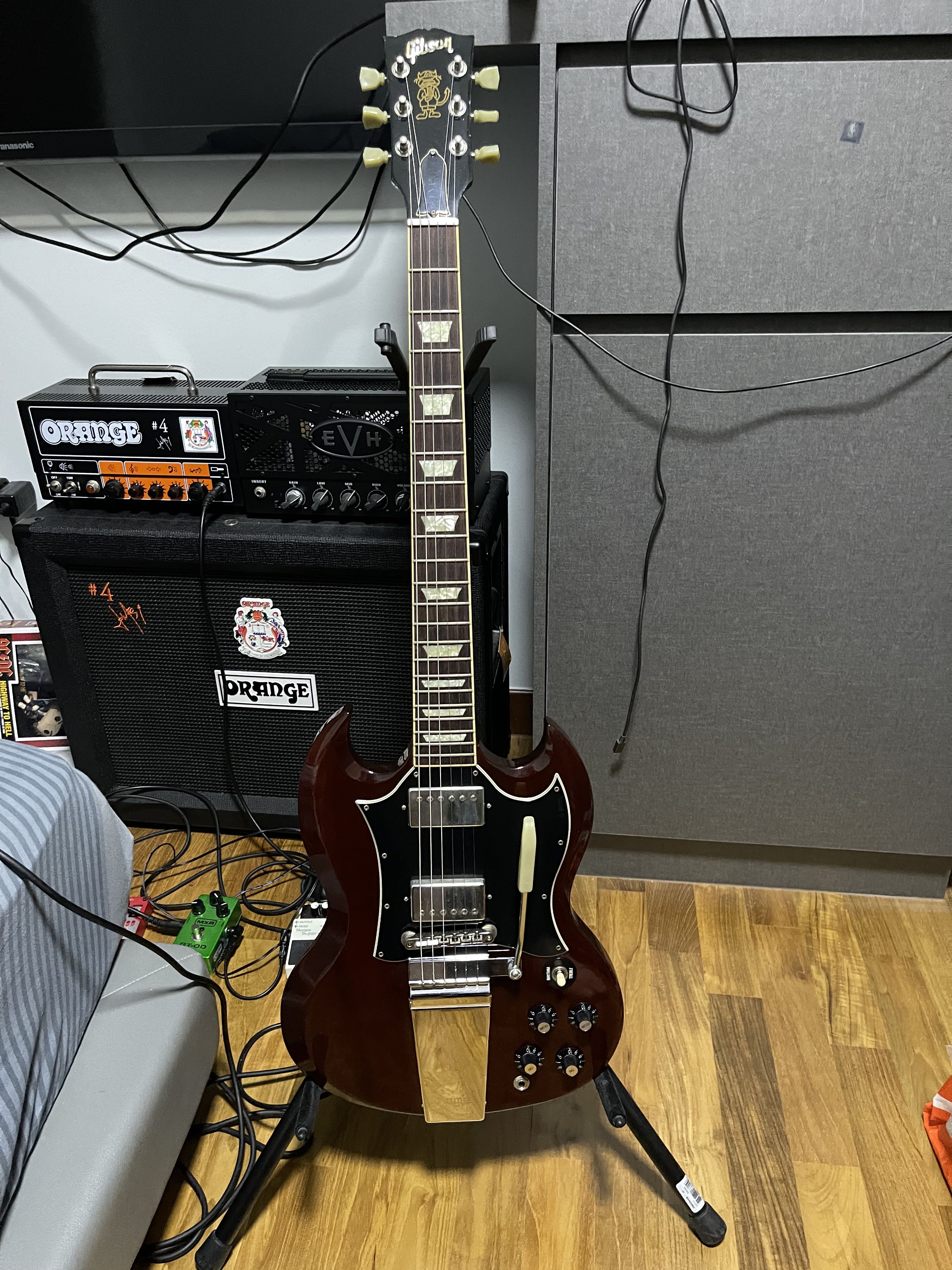 Gibson Angus Young SG, Hobbies & Toys, Music & Media, Musical ...