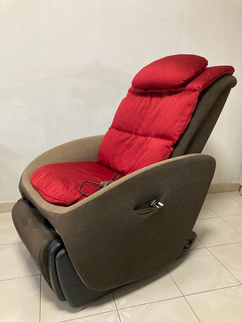 OSIM uSoffa Runway massage chair, Furniture & Home Living, Furniture ...