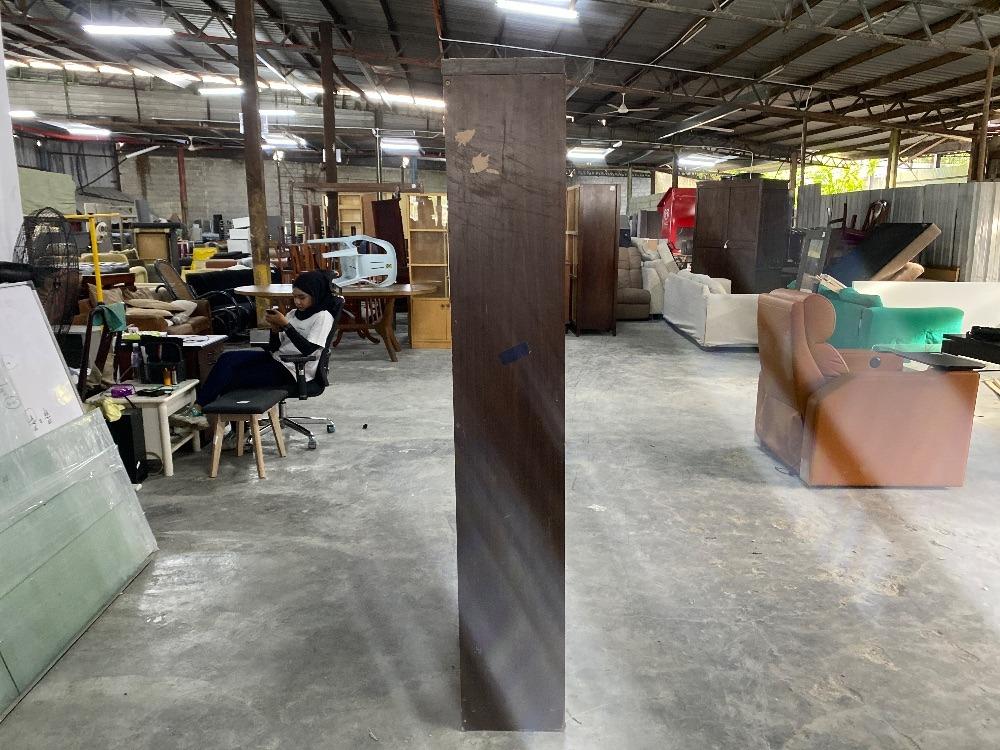 Wooden Tall Bookshelf / Rak Buku Kayu Tinggi, Furniture & Home Living ...