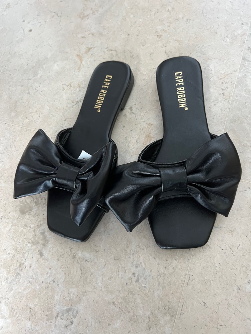 Black Cape Robbin Slide, Women's Fashion, Footwear, Flats on Carousell