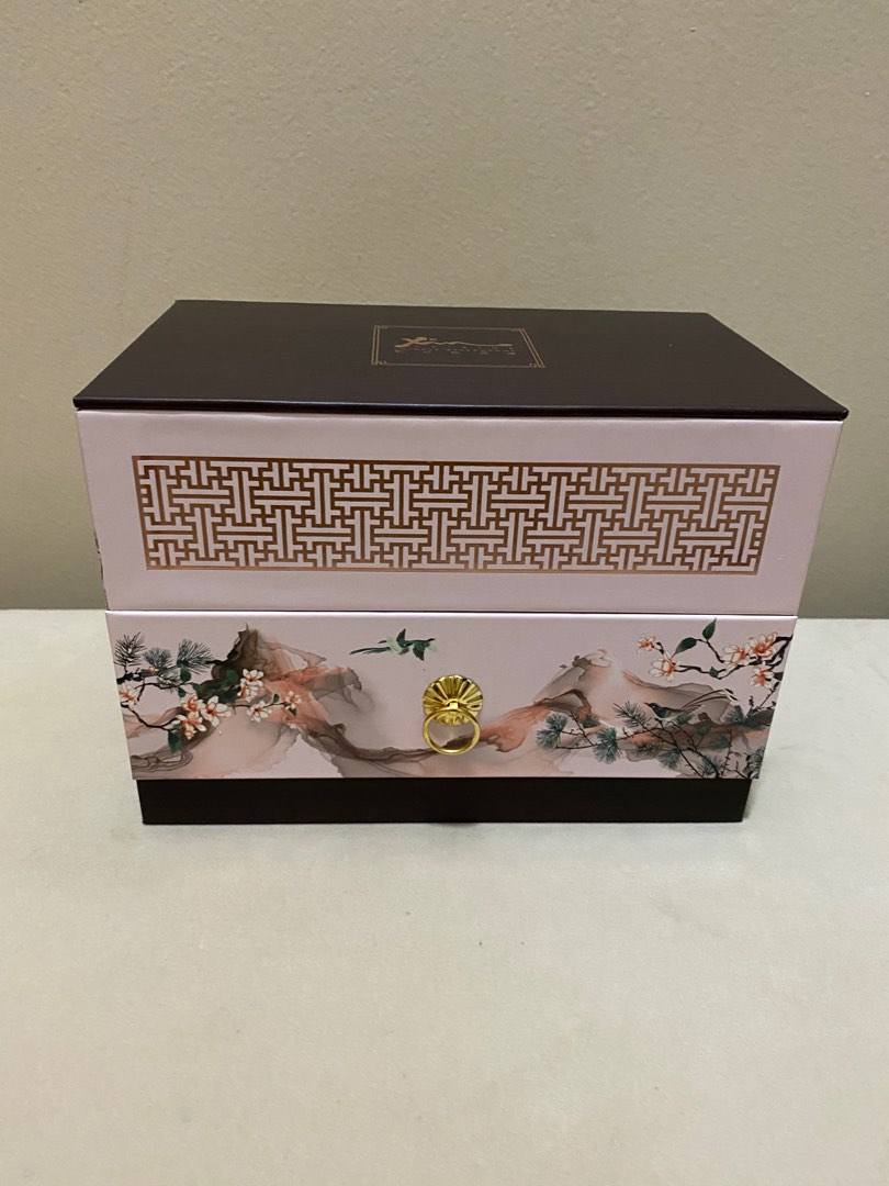Mooncake Box (Holiday Inn), Everything Else on Carousell