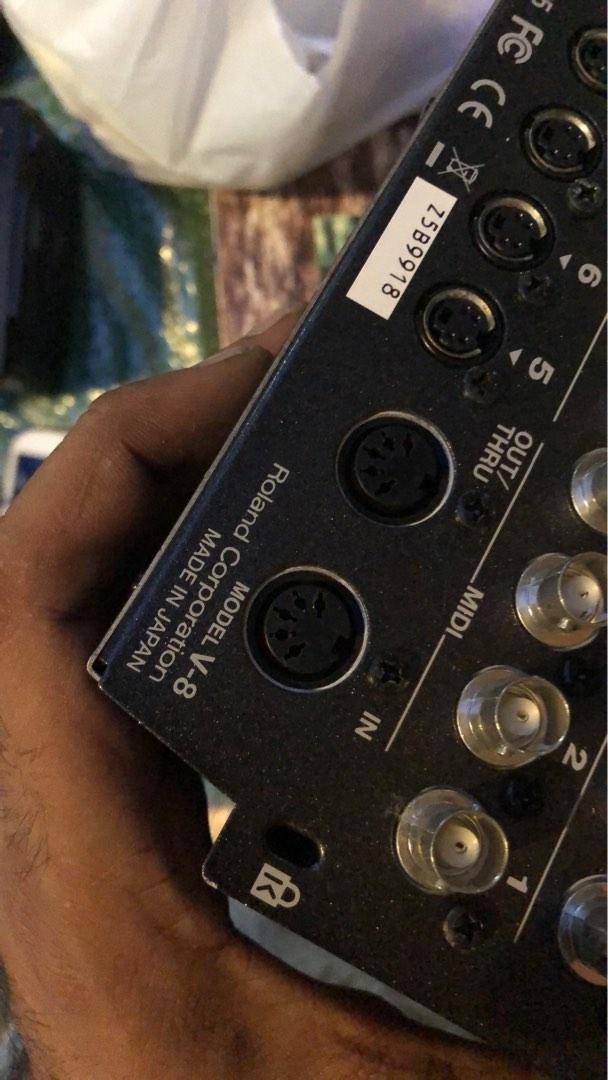 Roland v8 video mixer, 興趣及遊戲, 音樂樂器 & 配件, 樂器 on Carousell