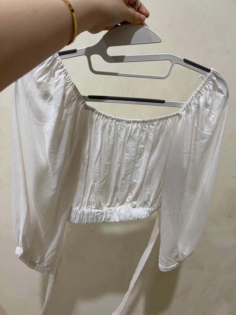 Top putih crop, Fesyen Wanita, Pakaian Wanita, Atasan di Carousell