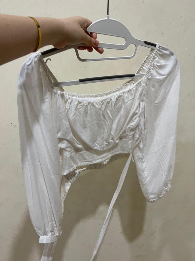 Top putih crop, Fesyen Wanita, Pakaian Wanita, Atasan di Carousell