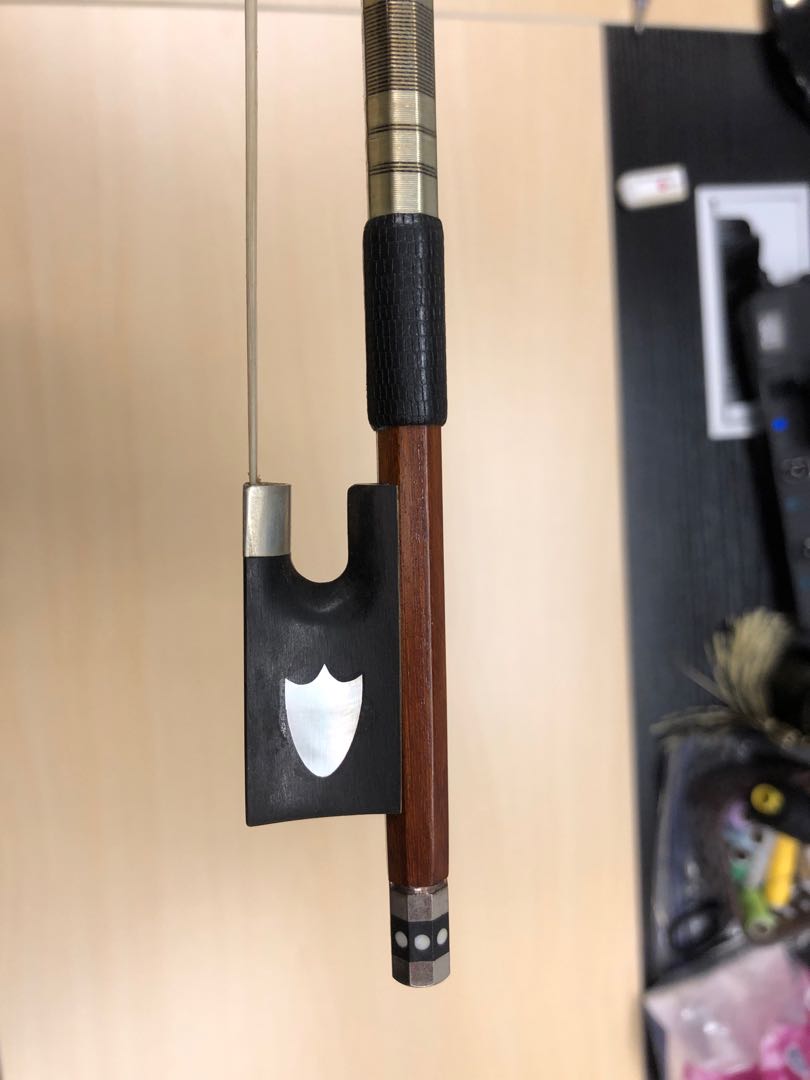 Violin bow with shield shape frog, Hobbies & Toys, Music & Media ...