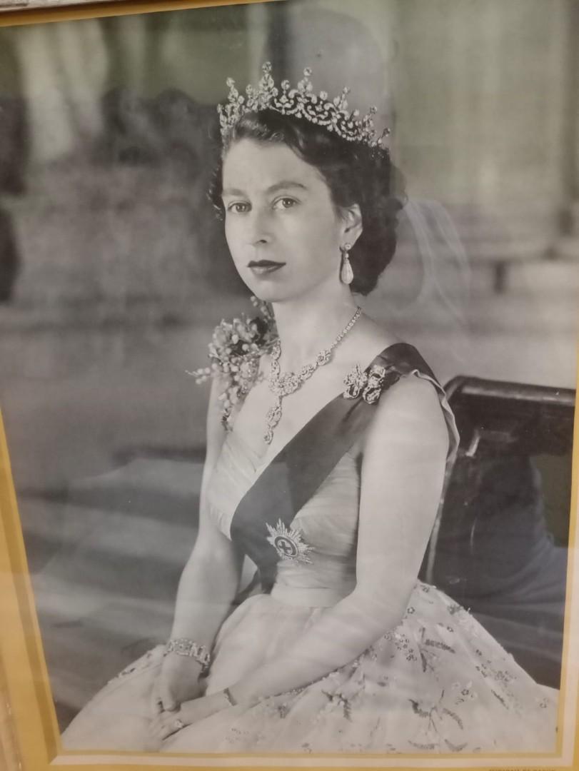 QUEEN ELIZABETH II - PORTRAIT BY BARON IN VINTAGE FRAME - BIG SIZE ...