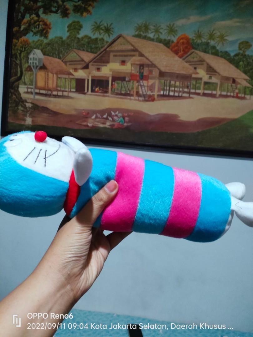 boneka doraemon guling