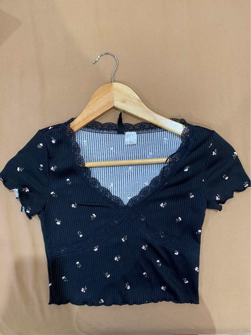 HnM black floral crop top, Women's Fashion, Tops, Shirts on Carousell