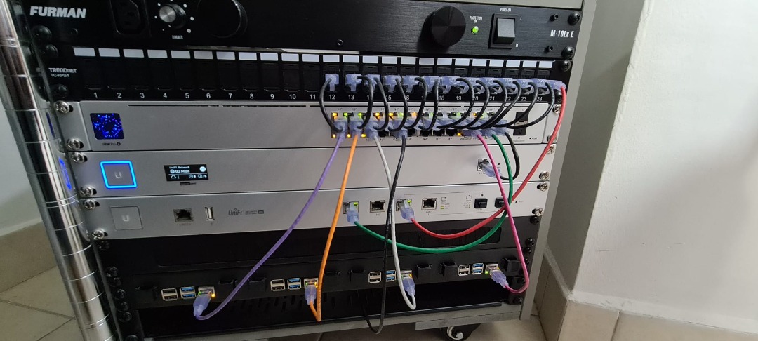 19 inch audio/server rack 8RU on casters, Computers & Tech, Office ...