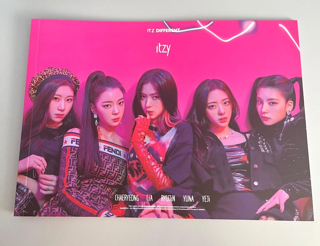 ITZY IT‘Z DIFFERENT Pre- order mini photobook｜不包卡｜有瑕 ｜#itzy #jyp, 興趣及遊戲, 收藏品及紀念品, 韓流 - Carousell