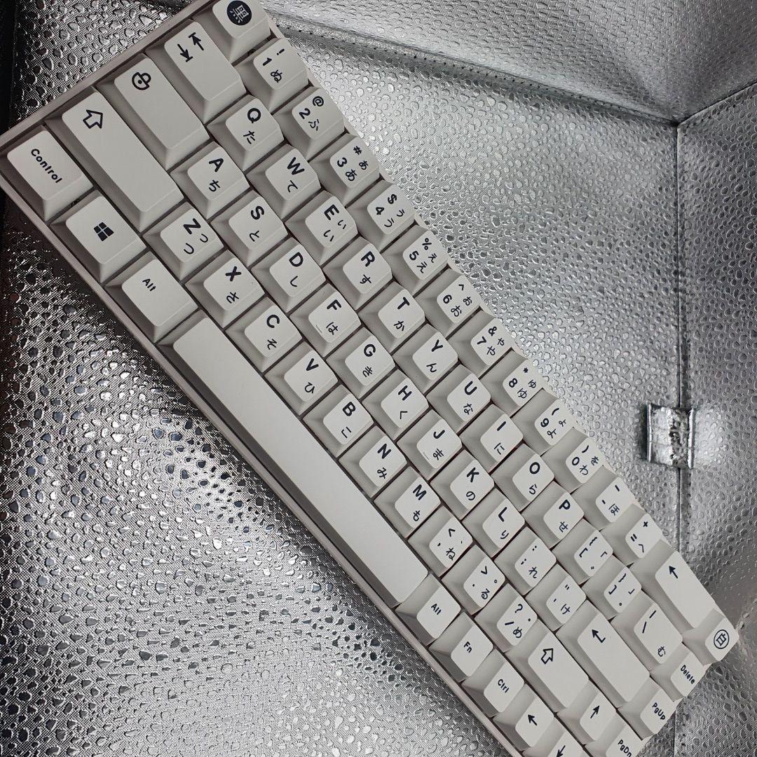 Minimalist White keyboard with Black on white keycaps japanese hiragana ...