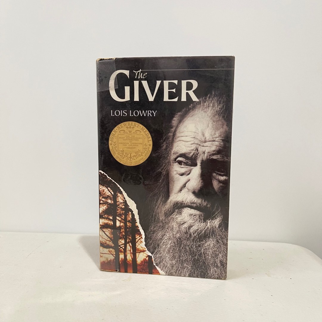 The Giver by Lois Lowry (Preloved), Hobbies & Toys, Books & Magazines ...