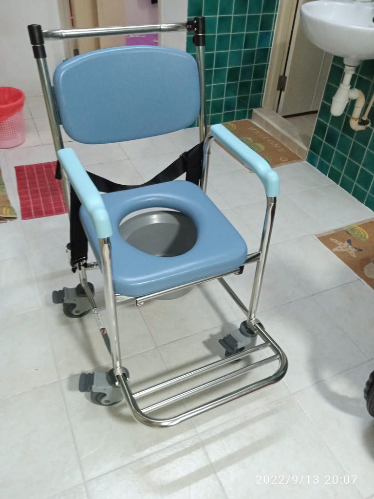 Commodes with ramp and safety belt, almost new, Health & Nutrition ...