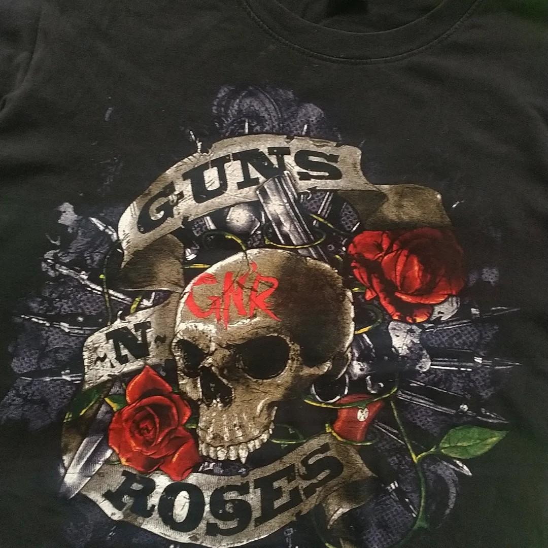 Gun n roses, Fesyen Pria, Pakaian , Atasan di Carousell
