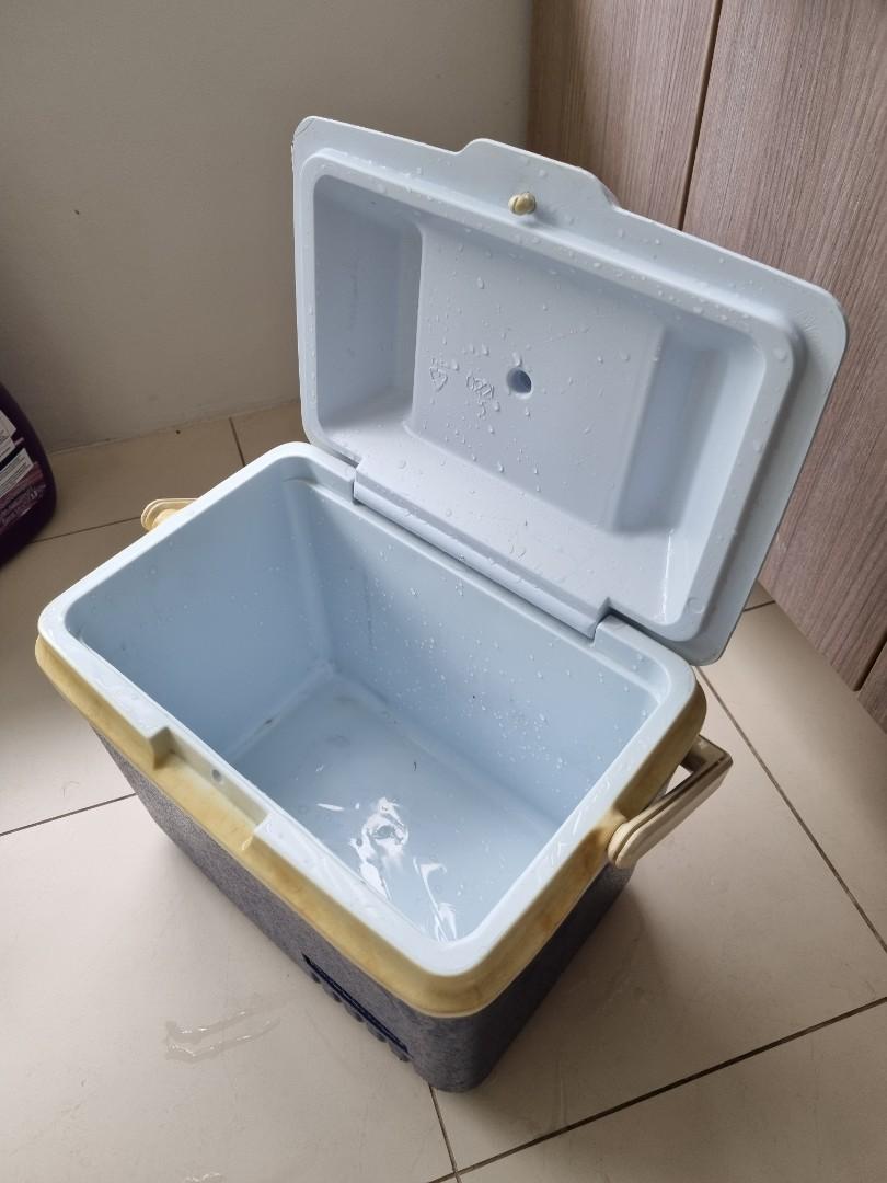 Rubbermaid small ice box, cooler box, Sports Equipment, Hiking ...