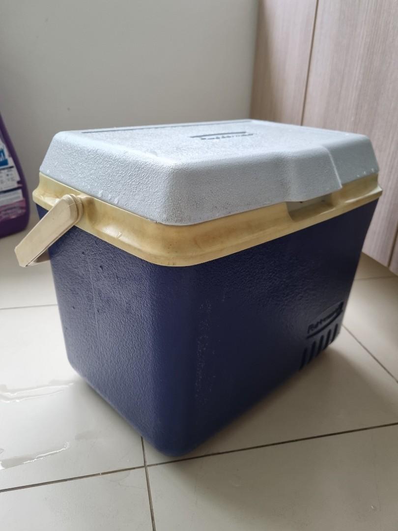 Rubbermaid small ice box, cooler box, Sports Equipment, Hiking ...