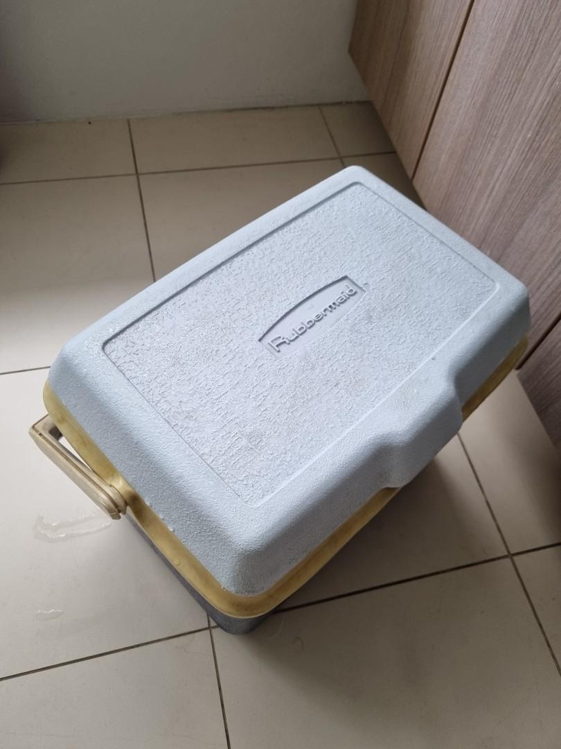 Rubbermaid small ice box, cooler box, Sports Equipment, Hiking ...