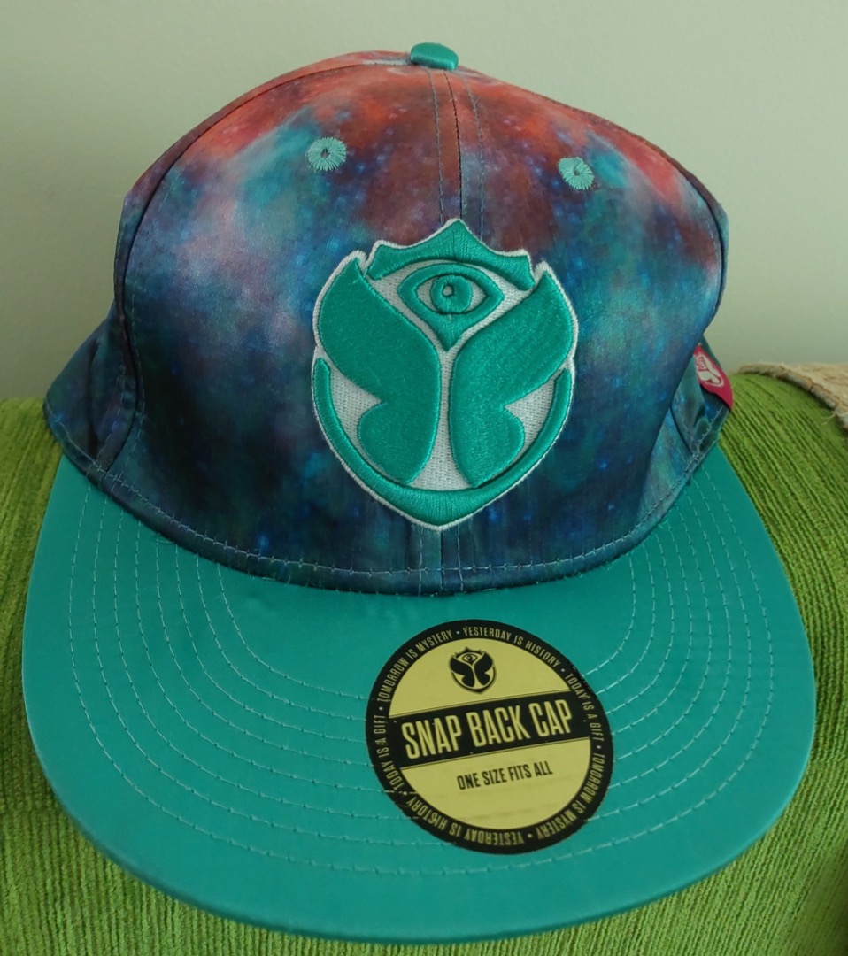 snap back cap: WE ARE ONE WORLD, Men's Fashion, Watches & Accessories, Caps & Hats on Carousell