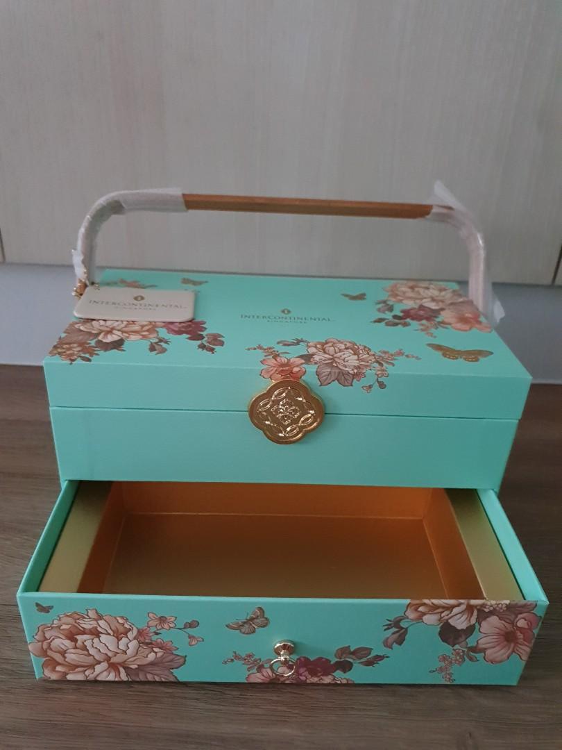 BN Mooncake Box with carrier, Women's Fashion, Jewelry & Organisers ...