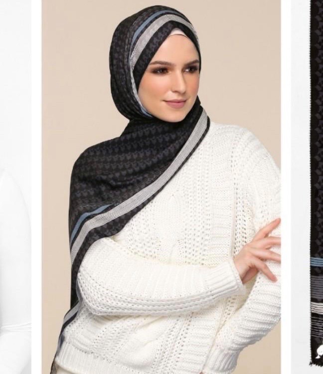 New Borderline duck shawl in classy, Women's Fashion, Muslimah Fashion ...